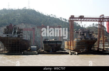 --FILE--Ships are seen being built at a shipyard beside the Yangtze ...