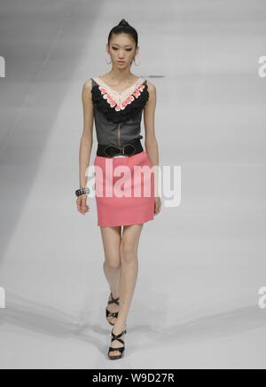 A Chinese model parades at Raffles Design Institute Graduates Show ...