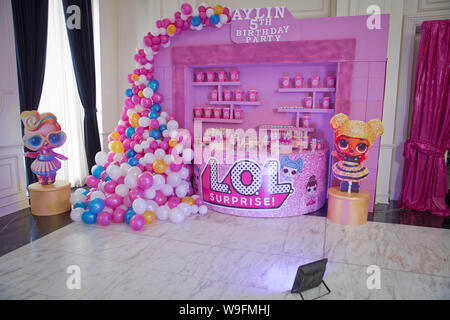 Simple decoration of baby names with LoL cartoons in the city of ...