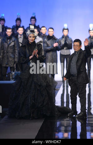 Chinese model Mo Wandan, front, and other models display new creations ...