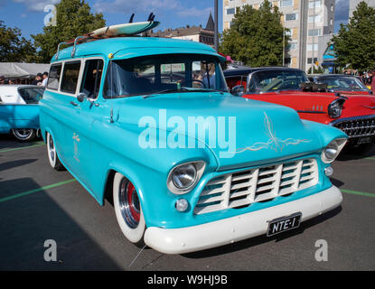 1956 Chevrolet Suburban Stock Photo - Alamy