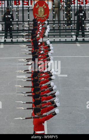 Pakistan's Rangers soldiers, in black, and Indian Border Security ...