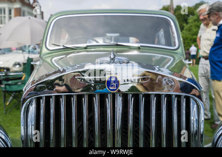 Sunbeam Talbot car badge, bonnet and grill Stock Photo - Alamy