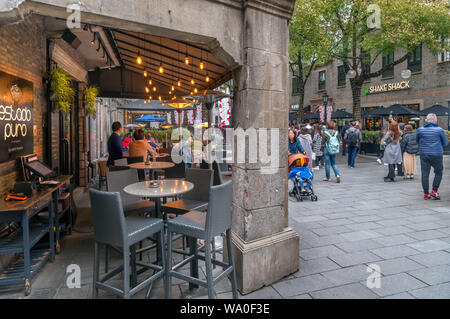 Cafes, bars and restaurants in Xintiandi, Shanghai, China Stock Photo ...