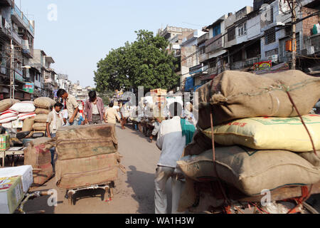 man pulling a heavy loaded cart on the streets of Mumbai, India Stock ...