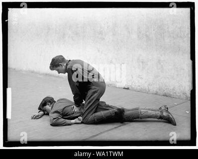 BOY SCOUTS TRAINING DEMONSTRATION Stock Photo - Alamy