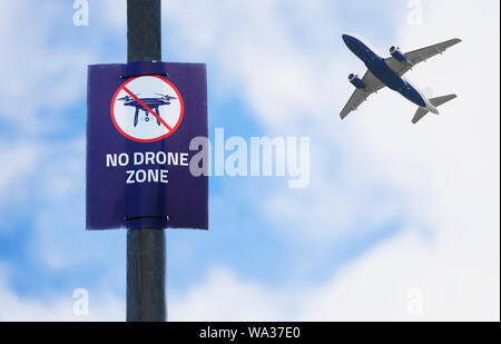 Public sign with no drones allowed symbol. Flying with unmanned drones ...