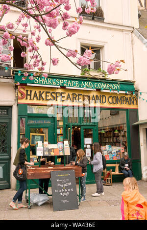 Famous english language Shakespeare and Company bookshop. Paris, France ...