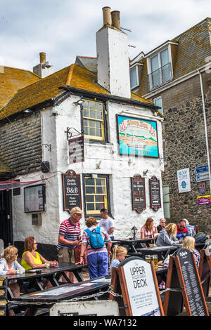 The Sloop Inn 14th century harbourside pub, St Ives, Cornwall, England ...