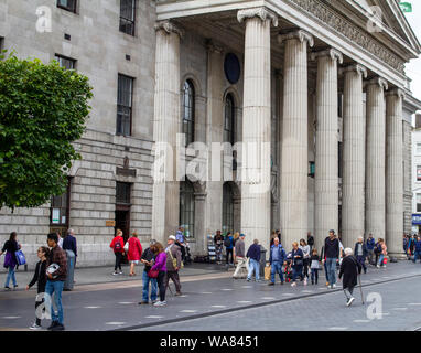 The historic GPO building on O'Connell Street in centre of Dublin ...