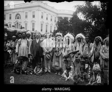 Calvin Coolidge and group of Native Americans at White House ...