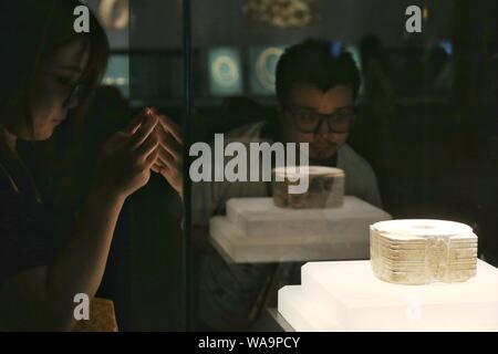 Visitors view jade objects unearthed from world heritage "Liangzhu City ...