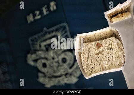 Visitors view jade objects unearthed from world heritage "Liangzhu City ...