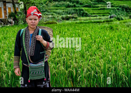 Red Hat Miao women in traditional costume embroidering, Longliang ...