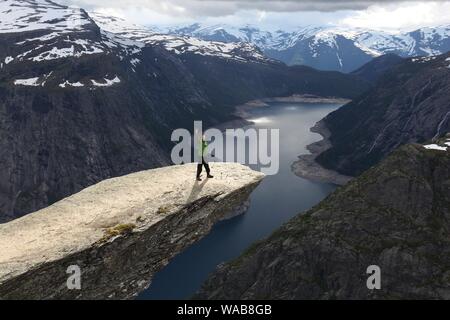 Trolltunga tourist - famous Troll's Tongue pulpit rock in Norway Stock ...