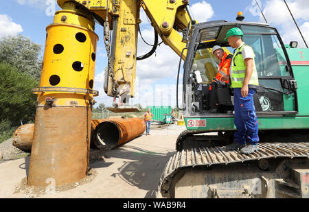 Tribsees, Germany. 19th Aug, 2019. A large drilling rig is standing ...