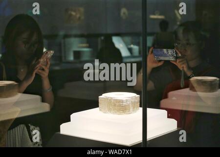 Visitors view jade objects unearthed from world heritage "Liangzhu City ...
