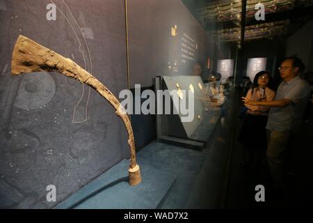 Visitors view jade objects unearthed from world heritage "Liangzhu City ...