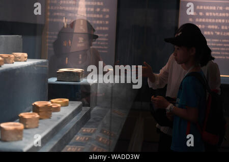 Visitors view jade objects unearthed from world heritage "Liangzhu City ...