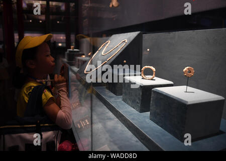 Visitors view jade objects unearthed from world heritage "Liangzhu City ...