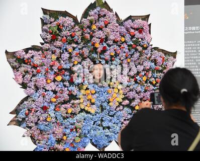 Visitors take photos and enjoy the scene of flowers on the 20th Kunming ...