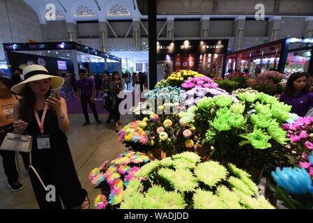 Visitors take photos and enjoy the scene of flowers on the 20th Kunming ...