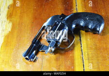 revolver gun without bullet on wooden table Stock Photo - Alamy