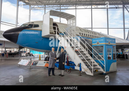Air Force One Presidential air transport flies over Mt Rushmore Stock ...