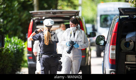 Tornesch, Germany. 21st Aug, 2019. A body is loaded into a funeral ...
