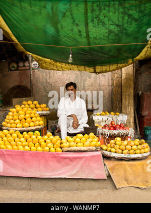 Stalls selling mangoes in the Mango Region near Somanya in the Eastern ...