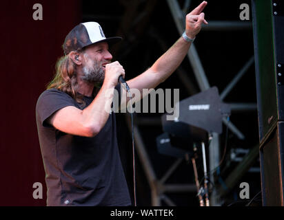 Gary Stringer of Reef performing at Weyfest music festival, Tilford ...