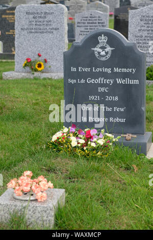 The Grave of Squadron Leader Geoffrey Wellum DFc, RAF Battle of Britain ...