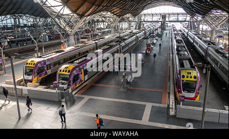 inside southern cross railway train station in melbourne Stock Photo ...