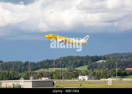 Eurowings Airbus A320 beim Start auf dem Flughaben Düsseldorf, DUS, NRW ...