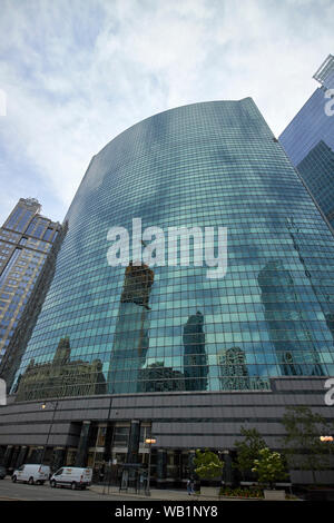 The curved green glass facade of 333 West Wacker Drive, Chicago ...