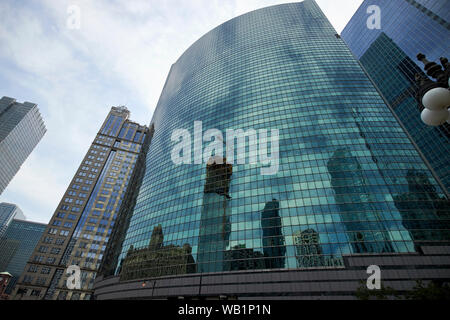 The curved green glass facade of 333 West Wacker Drive, Chicago ...
