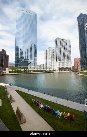 Chicago, Illinois, USA. The Wolf Point East luxury aparment building in ...
