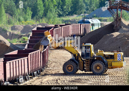 front end loader and rail wagons Central Queensland Coal Mine Stock ...
