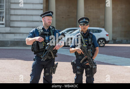London, England, UK. Armed police officer with a Heckler & Koch MP5 9mm ...