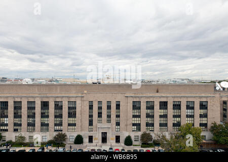Exterior view of the Wilbur J. Cohen Federal Building, Washington, D.C ...