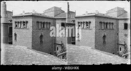 Terrat de la catedral de Barcelona amb gent Stock Photo - Alamy