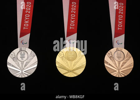 Tokyo, Japan. 25th Aug, 2019. Sumo wrestlers Ichinojo Takashi (L) and ...