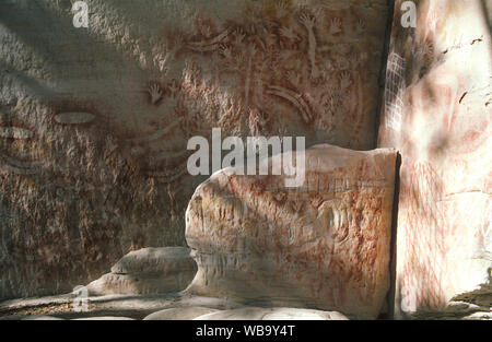 Aboriginal rock art at the Art Gallery, Carnarvon National Park ...