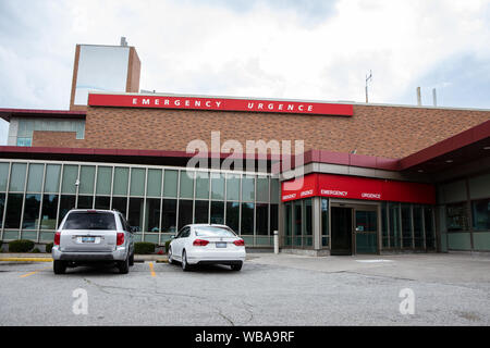 Hospital Emergency Room Entrance And Parking Lot Stock Photo - Alamy