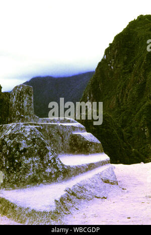 In der gut erhaltenen Ruinenstadt Machu Picchu in den Anden über dem ...