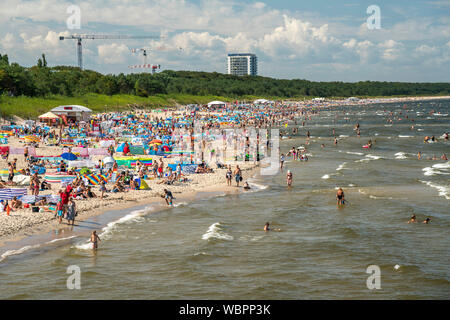 Massentourismus am Ostsee Strand von Misdroy / Miedzyzdroje, Insel ...