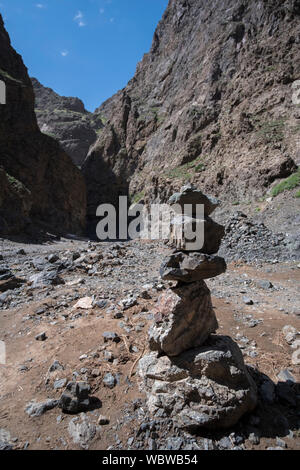 Yolyn Am Gorge of the Gurvan Saikhan Mountains in the Gobi Desert in ...