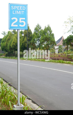 Signage speed limit for maximum 25 km / hour Stock Photo - Alamy