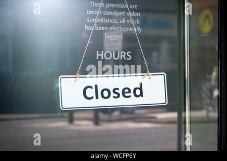 Closed sign on shop door, UK Stock Photo - Alamy
