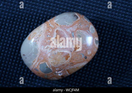 Quartz (a-quartz, SiO2), crystal structure. Atoms are represented as Stock Photo - Alamy